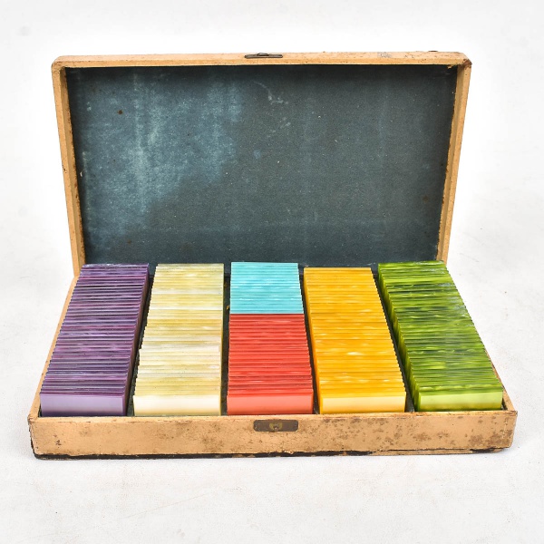 Cento e oitenta e sete fichas de galalite, para jogo: 3