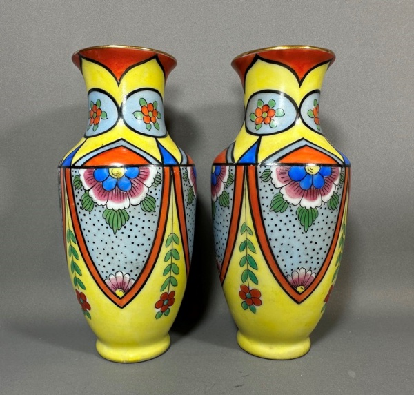 LIMOGES. Trabalho Art Déco francês. Par de vasos em por
