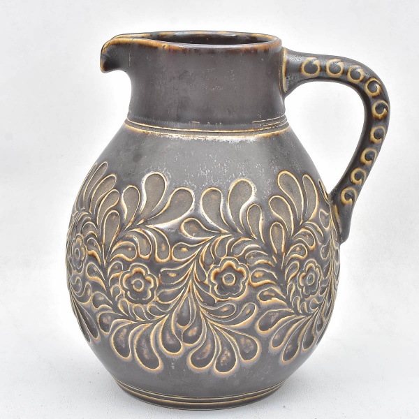 Jarra de cerâmica. Bojo com a decoração, em baixo relev