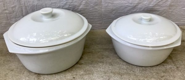 2 TERRINAS REDONDAS CONFECCIONADAS EM PORCELANA BRANCA|