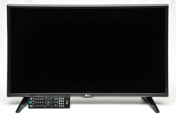 Aparelho de TV da marca LG, de 32 polegadas, com contro