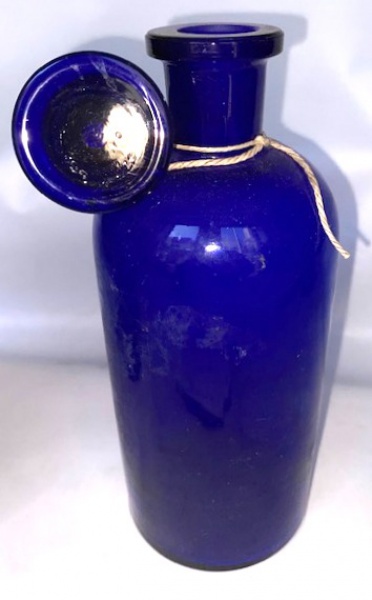 Antigo vidro de farmácia na cor azul cobalto. Med. 22 X