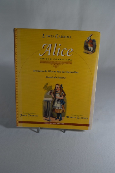 Livro Alice, edição comentada, de Lewis Carroll. Aventu