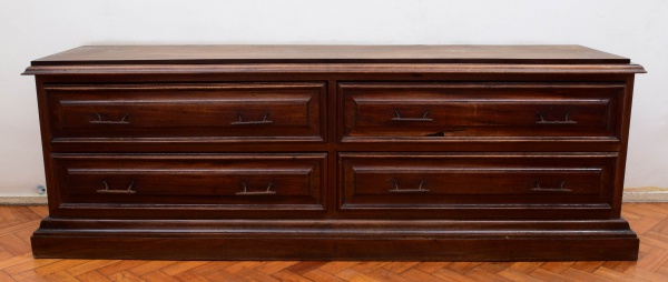 Arcaz de igreja em madeira nobre. Período Colonial Bras