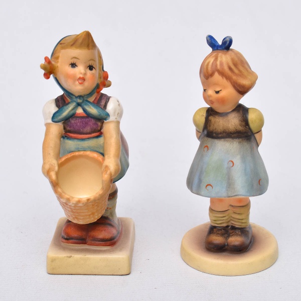 Quatro enfeites de biscuit policromado, representando c