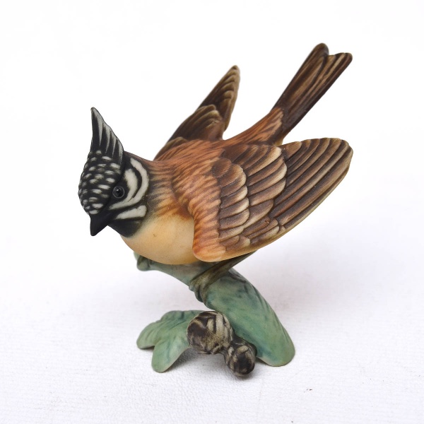 Quatro enfeites de biscuit policromado, representando c