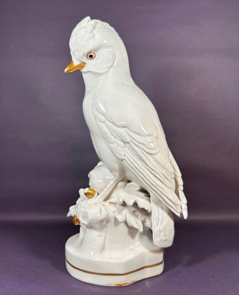 Manufatura KATZHUTTE. Escultura em porcelana alemã, com