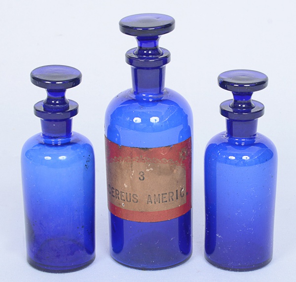 Antigo par de garrafas para farmácia na cor azul cobalt