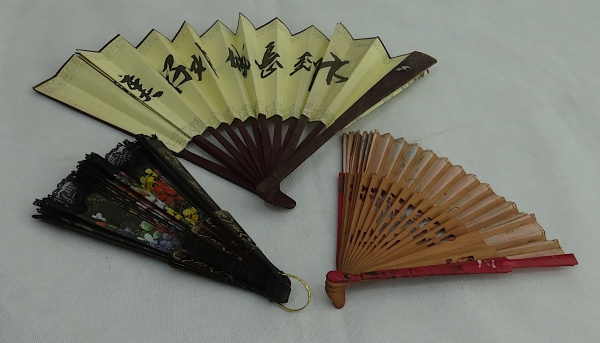 Lote composto de 3 leques, diferentes tamanhos, modelos