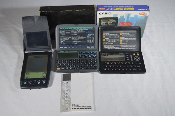 Lote com três peças sendo: Um palm III xe, e duas agend
