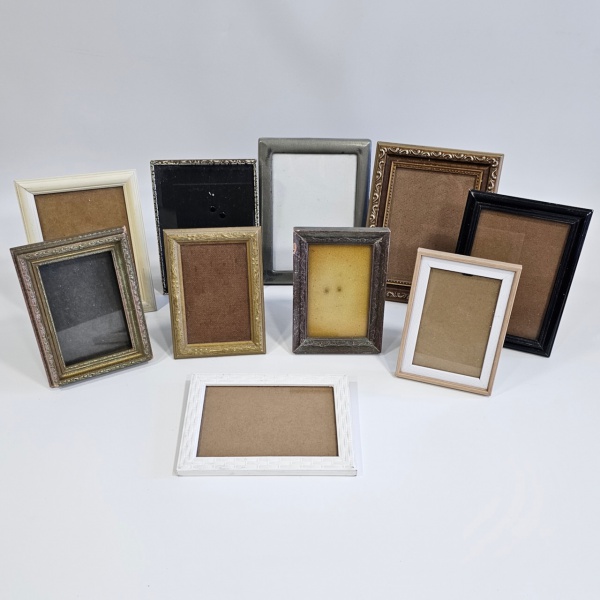 Lote com 10 porta retratos em diversos materiais, sendo