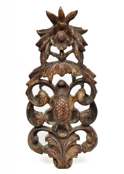 Talha de parede, esculpida em madeira patinada e vazada