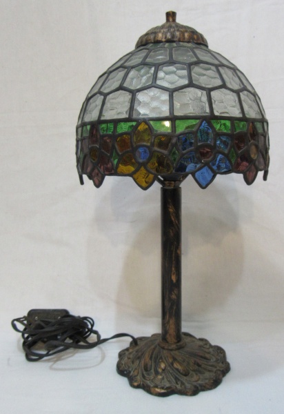 Luminária de mesa no padrão Tiffany nas cores verde, am