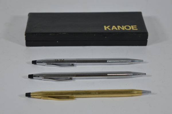 Lote constando de três canetas para coleção da marca Cr