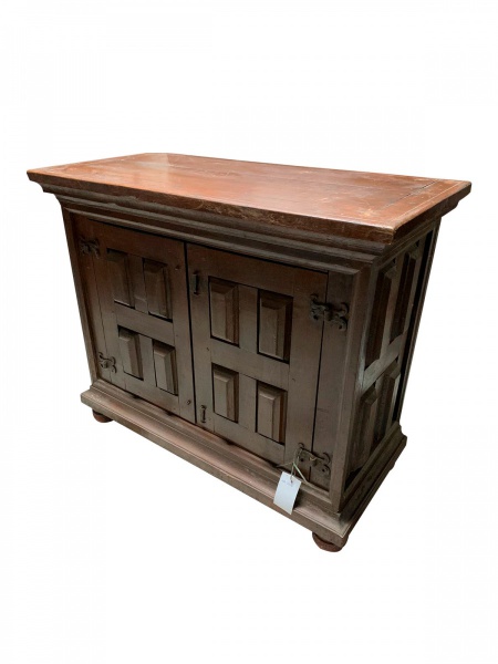 Arcaz em estilo rustico com leve marcas de vivencias. V