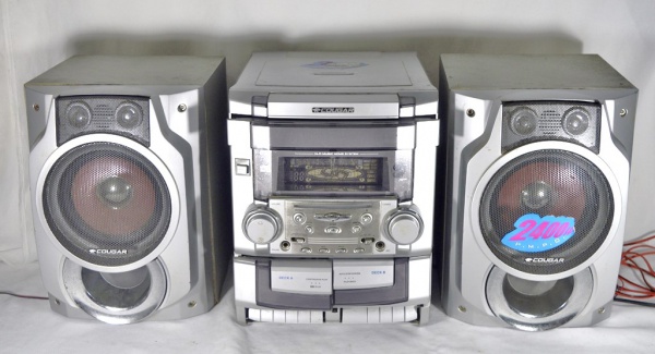 Aparelho de som da marca cougar três em um na cor prata