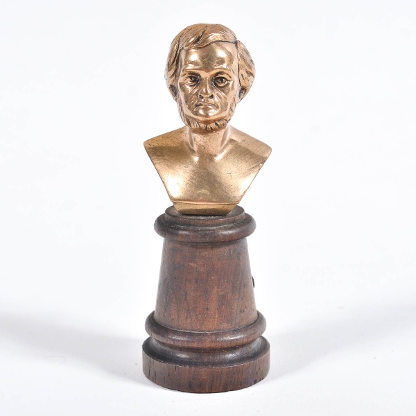 Mini busto de bronze, representando Wagner. Base de mad