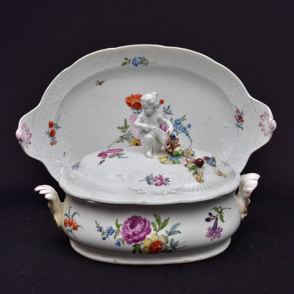 MEISSEN, terrina com seu presentoir, em porcelana com r