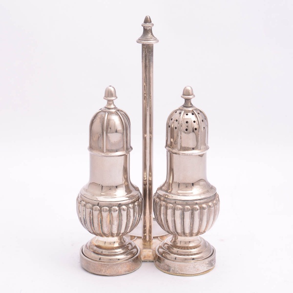 Galheteiro com suporte para saleiro, pimenteiro e falta