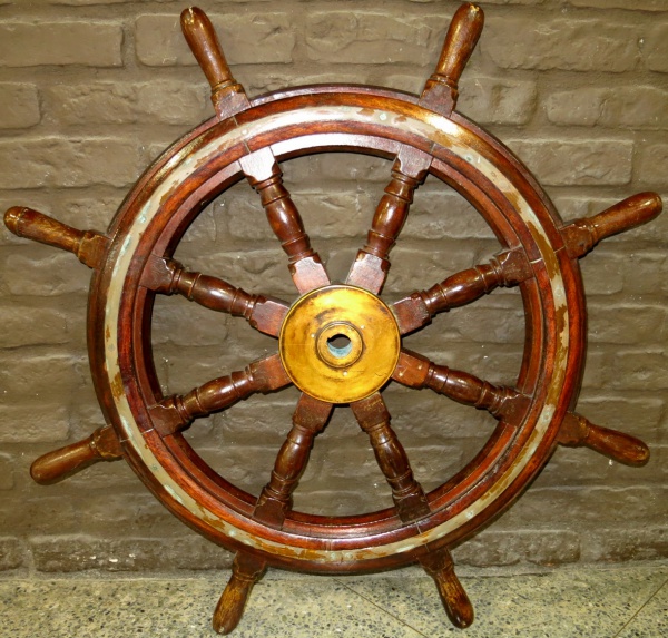 Timão de navio em madeira nobre com detalhes em bronze.