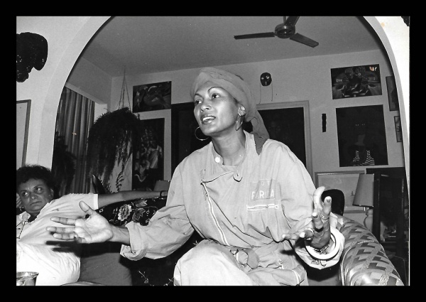 JOSÉ DOVAL O GLOBO. Fotografia de Marina Montini, musa