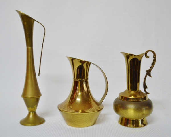 Lote constando de três modelos diferentes de ânforas em